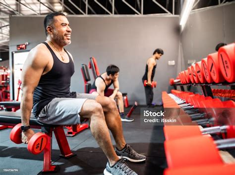 현대 체육관에서 아령으로 운동 하는 세 아시아 남자 사람들에 대한 스톡 사진 및 기타 이미지 사람들 체육관 3 명 Istock
