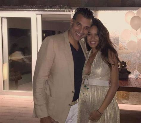 شاهدي أناقة نجمات بوليوود أثناء الحمل فوشيا