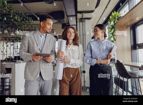 Engaging In A Collaborative Team Meeting Within A Dynamic And Modern Office Space Setting Stock