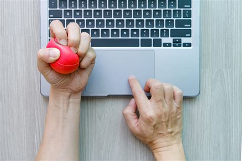 감정을 보여주는 사업가의 손은 랩톱 컴퓨터로 테이블에 스트레스 분노 및 침략으로 빨간 공을 쥐어 짜냅니다 건강 개념 노트북에 대한 스톡 사진 및 기타 이미지 Istock