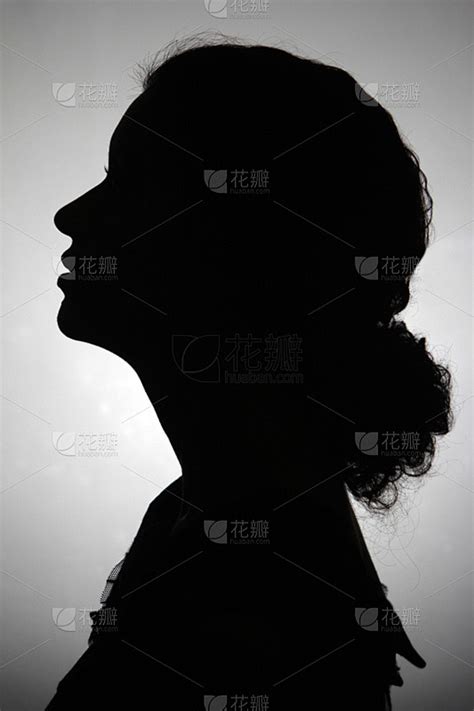 女人 黑白图片 侧面像 头像 轮廓 人的鼻子 垂直画幅 形状 阴影 非裔美国人素材 花瓣网