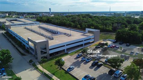 텍사스 주 웨스트 레이크 근처의 교외 사무실 캠퍼스 건물에 옥상 주차장이있는 다층 차고 양방향 교통 흐름 최대 공간 활용도 교외 댈러스포트 워스 메트로 플렉스 공중 0명에