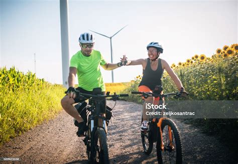 시골 길에서 모험을 즐기는 한 쌍의 산악 자전거 타는 사람의 사진 두발자전거에 대한 스톡 사진 및 기타 이미지 두발자전거 자전거 타기 재미 Istock
