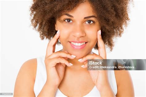 흰색 배경에 고립 된 아름다운 젊은 아프리카 계 미국인 여성 공간을 복사합니다 모의 스킨 케어 스파 및 메이크업 컨셉 여름 시간 아프로 소녀 곱슬 머리 18 19세에 대한