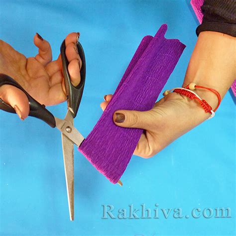 Как се прави украса за първа пролет цвете от креп хартия