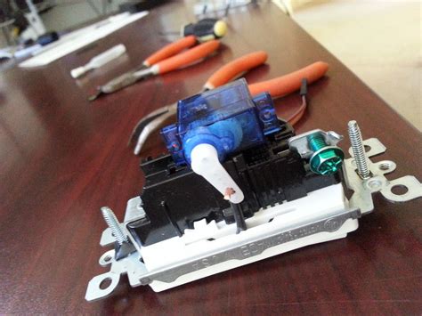Remote Servo Controlled Lightswitch Hackaday