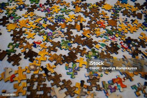 퍼즐의 다채로운 조각의 클로즈업 퍼즐 조각은 얼굴을 위로 정렬 퍼즐 조각의 스택 퍼즐 조각 퍼즐 수치 재미를위한 퍼즐 개념에 대한 스톡 사진 및 기타 이미지 Istock