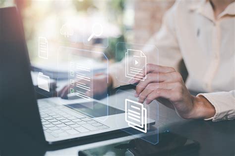 관행 및 정책의 개념 회사 정관 이용 약관 확인란 목록이있는 가상 온라인 문서를 통해 단계를 확인하는 사업가 문서 관리 건강관리와 의술에 대한 스톡 사진 및 기타 이미지