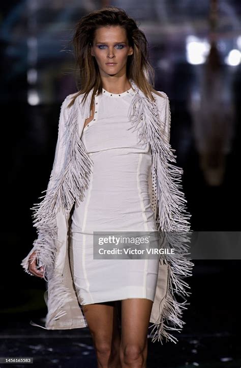 Carmen Kass Walks The Runway During The Versace Ready To Wear News Photo Getty Images
