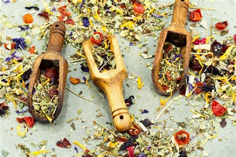 건강한 허브를 곁들인 허브 차 천연 허브 의학 꽃 차 혼합 나무 국자 사진 배경 및 무료 다운로드를위한 그림 Pngtree