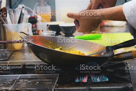 요리사 부엌 스토브 Pan 난로에 레스토랑 주방에서 요리사에 프라이팬에 화 염으로 요리 하 고 음식에 Flambe 고기에 대한 스톡 사진 및 기타 이미지 Istock