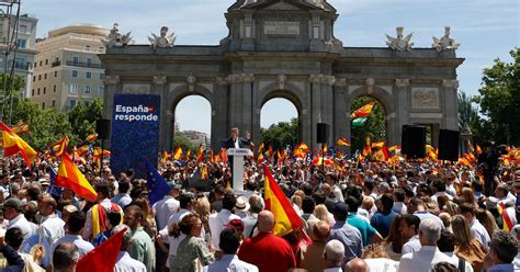 Miles De Personas Acuden A La Puerta De Alcalá En Contra De Pedro Sánchez Y La Amnistía La “ley