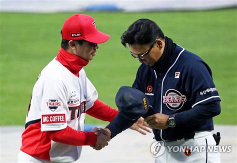 악수 하는 김종국ㆍ이승엽 감독 연합뉴스