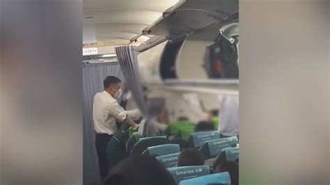 坐飞机出国被第一排旅客嫌嘈杂，女子不满上前吵架 凤凰网视频 凤凰网