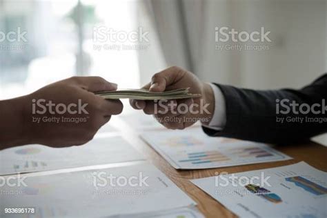 남자의 손 비즈니스 여행객에 게 돈을 보내는 부패와 뇌물 수 수 개념 임금에 대한 스톡 사진 및 기타 이미지 임금 지불