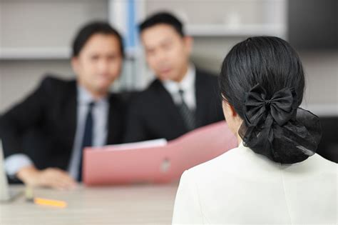 인사부 관리자들이 현대 사무실에서 면접을 보는 동안 여성 사업가 지원자 또는 후보자를 인터뷰하고 있다 사업 모집 개념 35 39