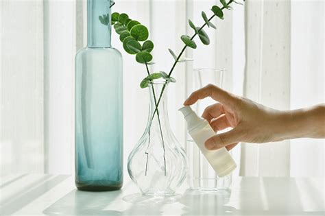 핸드 홀딩 화장품 병 용기 그림자와 가벼운 효과가있는 포장 유기농 브랜딩 모형을위한 블랭크 라벨 내추럴 스킨 케어 뷰티 제품 컨셉 개념에 대한 스톡 사진 및 기타 이미지