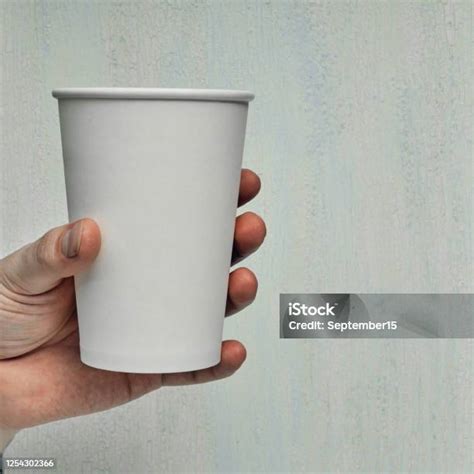 컬러 배경에 손에 종이 컵 커피숍의 친환경 소재 생분해성 일회용 식기 클로즈업 건강에 좋지 않은 음식에 대한 스톡 사진 및 기타