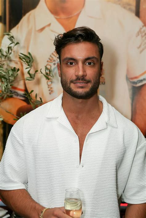 Love Island Star Davide Sanclimentis Five Word Response As Hes