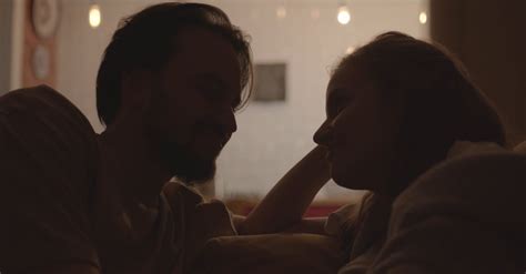 실내 가장 사랑하는 가정 냉각 가정 환경 가정의 가정의 행복 감정적인 거실 격리 격리 기간 결혼 한 커플 고립시키다 관계 낭만적인 다정함 대조