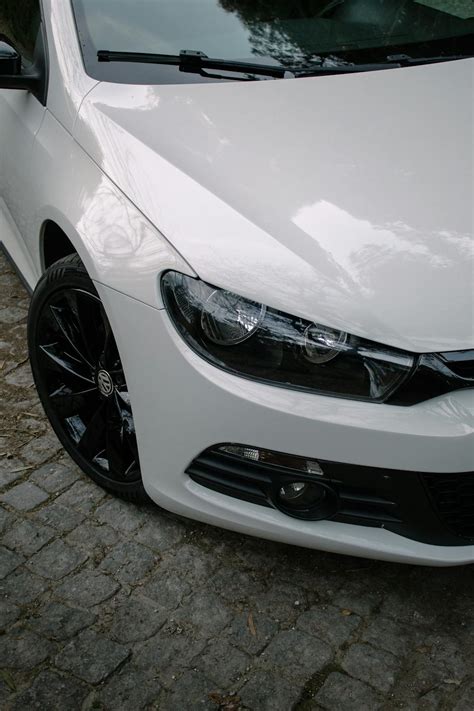 거리 거리 장면 거리 주차 검은 색 테두리 고급 승용차 고급차 교통 도로 도시 거리 도시 생활 도시 설정 도시 환경 돌 바닥 메탈릭 마감 바퀴