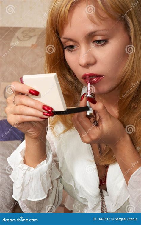 Giovane Ragazza Attraente Che Fa Trucco Immagine Stock Immagine Di Monili Sognatore