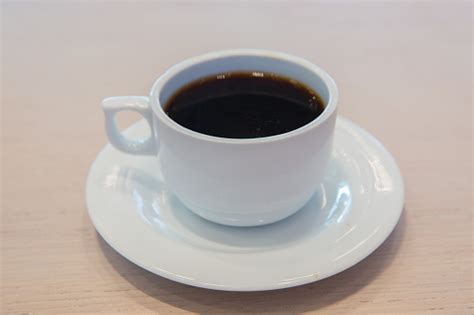 화이트 컵 화이트 소스커피 카페 흐림 배경에서 테이블에 뜨거운 커피 한 잔 흰색 도자기 컵에 커피 콩 장식 야생 허브 0명에 대한 스톡 사진 및 기타 이미지 Istock