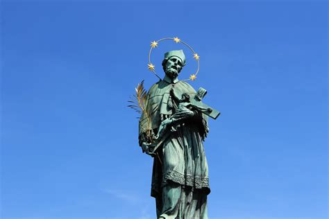 집 밖의 가톨릭 가톨릭 성인 건물 외관 건축 고딕 양식의 건축물 관광 명소 교회 기념물 기독교 기독교의 네포 무크의 세인트 존 돌 조각 동상 랜드