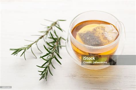 루이보스 스피어민트 사과 바오밥 나무를 섞어 만든 따뜻한 차 한 잔이 하얀 나무 테이블에 놓여 있습니다 0명에 대한 스톡 사진 및 기타 이미지 Istock