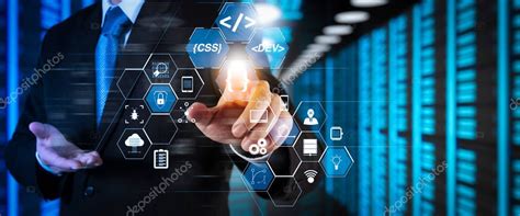 El desarrollador de software de codificación trabaja con iconos de computadora de panel de