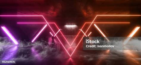 연기 무대 클럽 네온 불빛 미래 공상 과학 Fi 삼각형 자주색 주황색 열 모양 빛나는 활기찬 빈 공간 그런 지 콘크리트 터널 복도 단계 우주선 차고 지하철 3d 렌더링 0