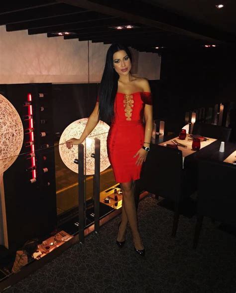 100 დოლარიანი კაბა 30 დოლარიანი საცურაო კოსტიუმი და ექსმაღალჩინოსნის მესამე ცოლის ნაკლებად