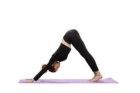 흰색 스튜디오 배경에 고립 된 보라색 요가 매트에 검은 체육관 옷 훈련에서 젊은 여성의 초상화 20 24세에 대한 스톡 사진 및 기타 이미지 Istock