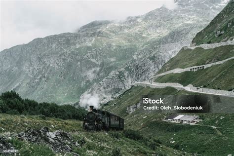 스위스 알프스에서 구식 증기 기관차 객차에 대한 스톡 사진 및 기타 이미지 객차 경관 계곡 Istock
