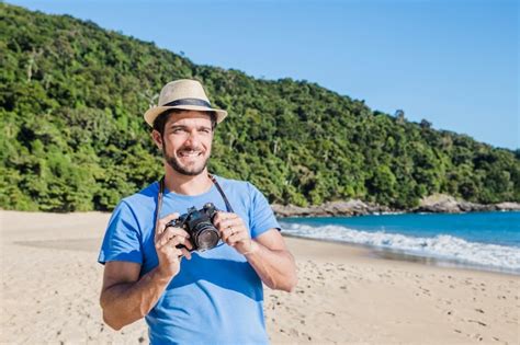 해변에서 카메라를 가진 남자 무료 사진