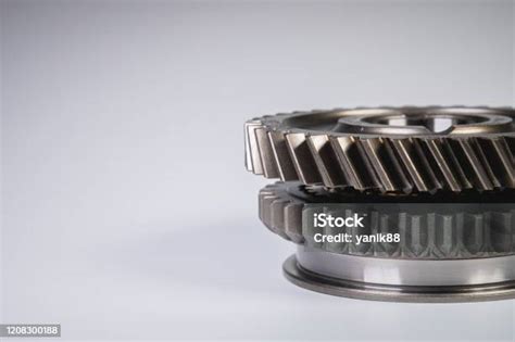 회색 배경의 새 부품입니다 기어 변속 토크 변속기의 기어 개념적으로 기계적 배경 샤이니 기어 박스 기어 톱니 강철에 대한 스톡 사진 및 기타 이미지 Istock