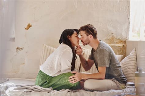 커플 발렌타인 데이 로맨스 또는 집에서 함께 애정을 느끼기 위해 소파에서 사랑으로 긴장을 풀고 키스하십시오 남자 여자 또는 연인은 집에서 친밀감 신혼 여행 또는 기념일을