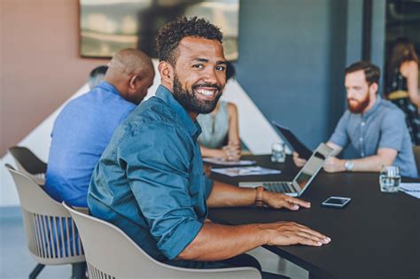 기업 사무실에서 임원 사업가 및 여성 팀과의 회의에서 비즈니스 리더의 초상화 온라인 디자인 또는 프로젝트 목표 및 전략 토론에 대한 다양한 그룹 협업 사무실에 대한 스톡