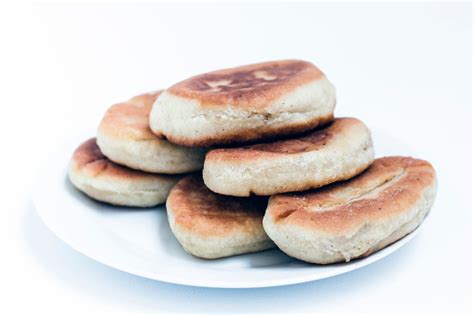 흰색 접시에 소박한 스타일의 효 모 반죽으로 만든 전통적인 홈메이드 튀긴 패티 또는 파이 0명에 대한 스톡 사진 및 기타 이미지 0명 가득 찬 건강한 식생활 Istock