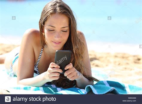 Auf Dem Handtuch Liegen Am Strand Fotos Und Bildmaterial In Hoher