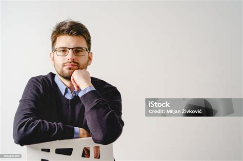 안경과 스웨터를 입고 흰색 배경 앞에서 복사 공간 스튜디오 샷으로 카메라를 보고 앉아있는 성인 백인 남성의 초상화 전면 보기 30 34세에 대한 스톡 사진 및 기타 이미지