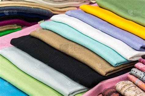 丝绸的特写，户外市场的多色面料