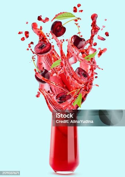 마시는 유리에 빨간 체리 주스 비행 체리 조각 녹색 잎 방울 파란색 배경에 튀는 물방울 여름 과일 광고용 음료 라벨 제품 브랜딩 전단지 카드 디자인 가득 찬에 대한 스톡