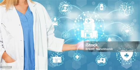 의료 의료 개념의학 의료 사람들 응급 서비스 네트워크 환자 건강의 의사 데이터의 상징을 보여주는 디지털 의료 아이콘 그래픽 배너와 병원에서 의사 원격의료에 대한 스톡 사진