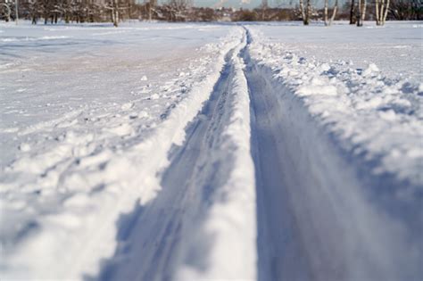 푸른 하늘과 화창한 날에 겨울 풍경에 빈 크로스 컨트리 스키 트랙의 클로즈업 보기 0명에 대한 스톡 사진 및 기타 이미지 0