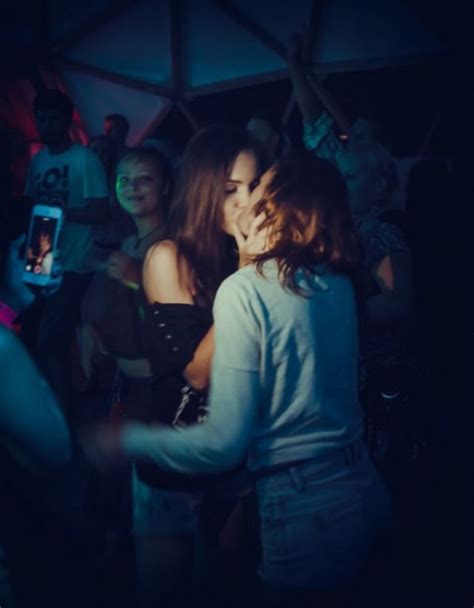 Girls Kissing Is A Beautiful Sight To See 22 Pics