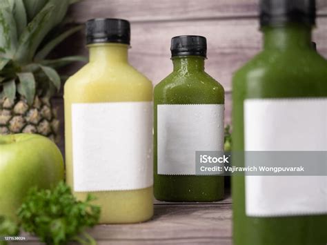 빈 로고 라벨이 있는 플라스틱 병 용기에 녹색 톤 컬러 음료 스튜디오 배경에 많은 야채와 과일 스무디 주스를 혼합 나무 배경 0명에 대한 스톡 사진 및 기타 이미지 Istock