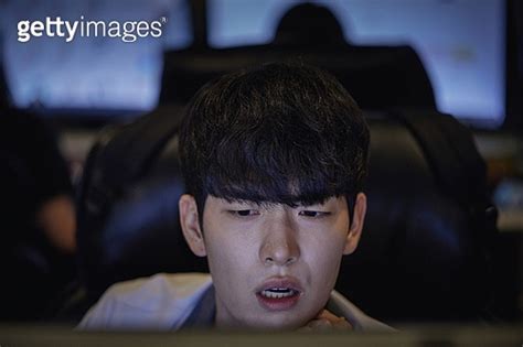 십대 나이 중학생 고등학생 인터넷카페 공공건물 게임방 컴퓨터 십대소년 남성 이미지 Jv12081908 게티이미지뱅크