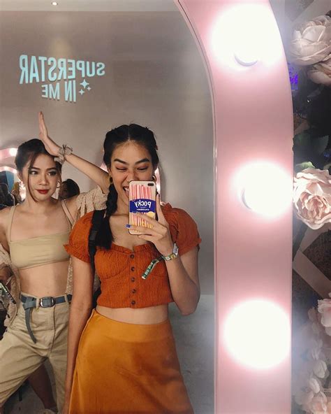 Pose Selfie Paling Andalan Yang Selalu Dipakai Cewek