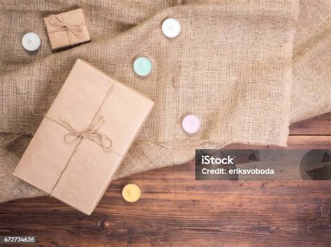 빈티지 선물 상자 색깔의 오래 된 나무 널빤지와 삼 베 빈티지 배경 사진 상단 보기에 촛불 텍스트에 대 한 공간을 복사 합니다 상위 뷰 스튜디오 사진 0명에 대한 스톡 사진